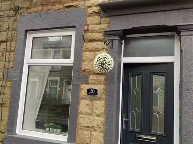 Cozy 1 BA 2 bedroom terraced house for rent in Newton Street.