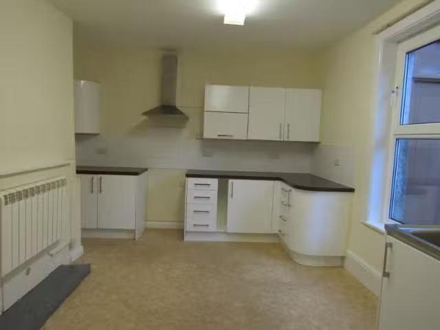Just in! 1 BA 2 bedroom terraced house for rent in Albert Terr.