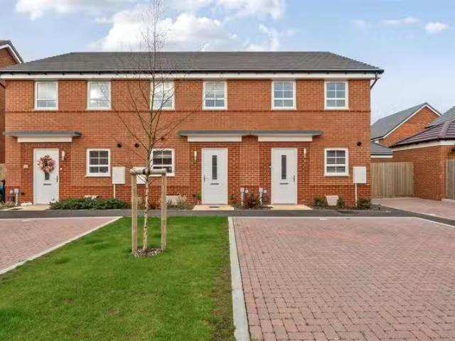 Cozy 1 BA 2 bedroom terraced house for rent in Bullfinch Grove.