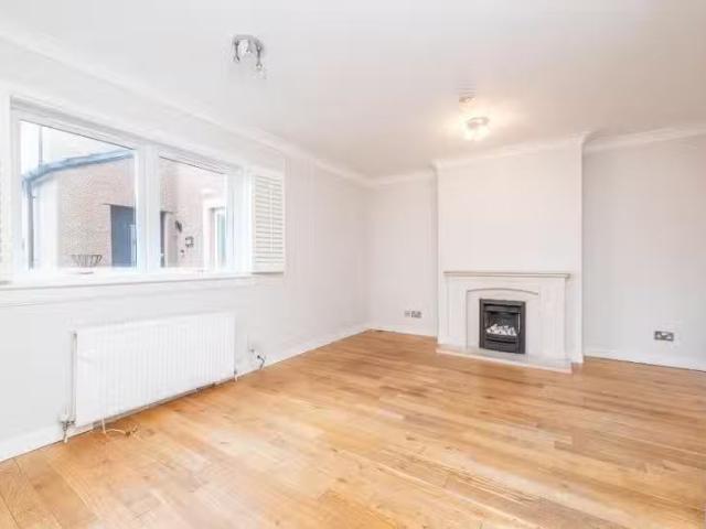 Cozy 1 BA 2 bedroom terraced house for rent in South Gyle Wynd.