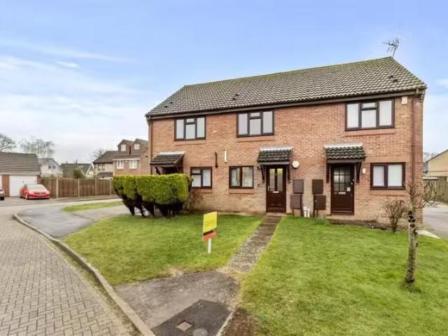 Cozy 1 BA 2 bedroom terraced house for rent in Turnberry Drive.