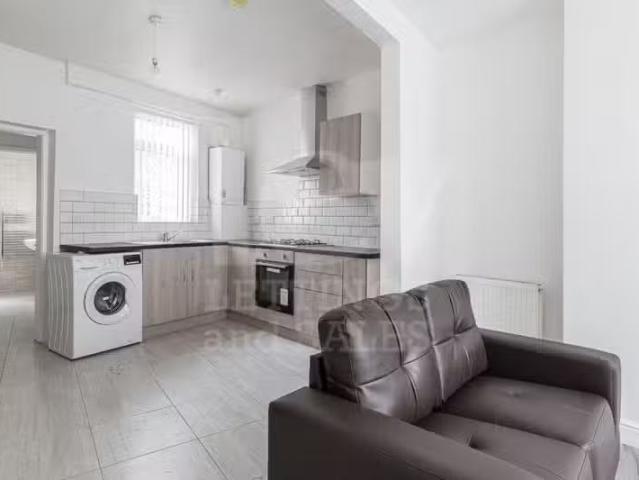 New 1 BA 2 bedroom terraced house for rent in 67 Webster Road.