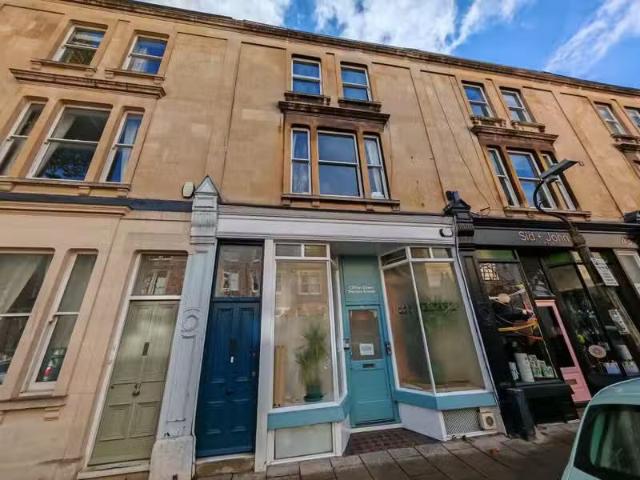 Cheap 1 BA 4 bedroom maisonette for rent in Alma Vale Road – R.