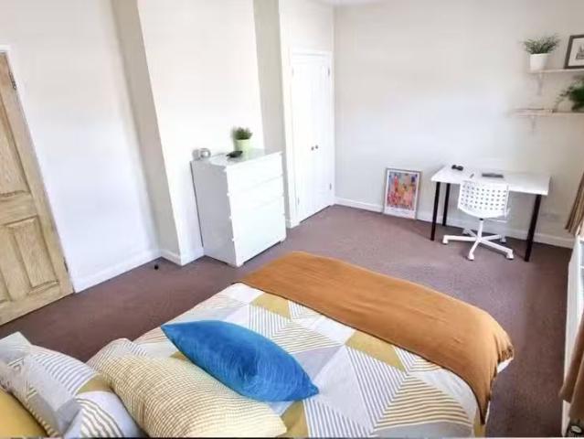 Rental! 1 BA 4 bedroom Mid Terrace House to rent, Milton Road.