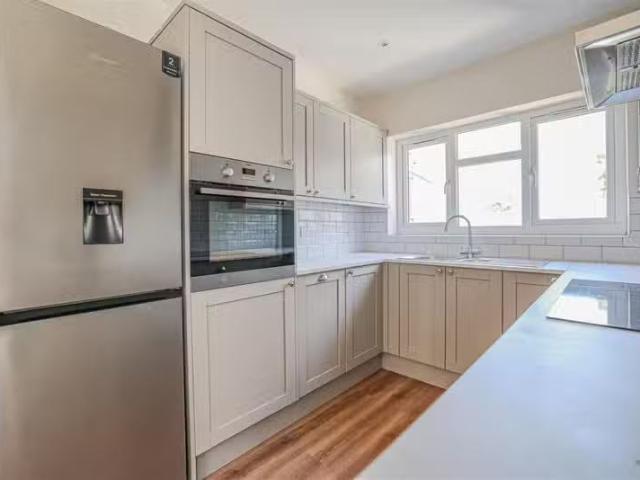 Cozy 1 BA 4 bedroom detached house for rent in Adeyfield Road.