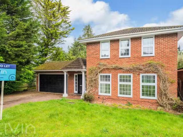 Nice 1 BA 4 bedroom detached house for rent in Dornford Garden.