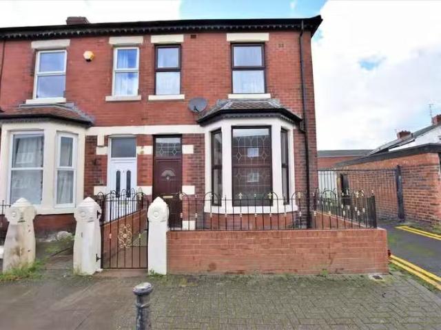 Nice 1 BA 4 bedroom end of terrace house for rent in Selbourne.
