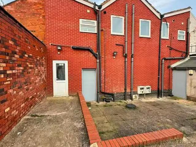Just in! 1 BA 4 bedroom flat for rent in Cape Hill, Smethwick.