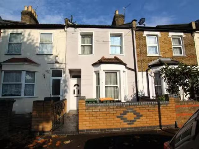 Nice 1 BA 4 bedroom house for rent in Nine Acres Close, Manor.