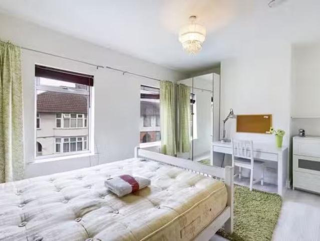 Deal! 1 BA 4 bedroom House to rent, Euston Road, Northampton.