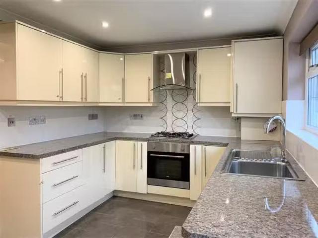 Deal! 1 BA 4 bedroom property for rent in Oakwood Drive, Edgwa.