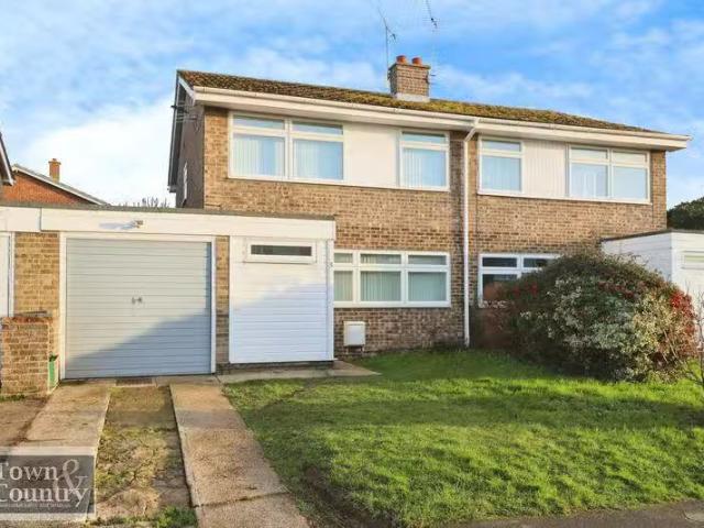 Cozy 1 BA 4 bedroom semi detached house for rent in Castleward.