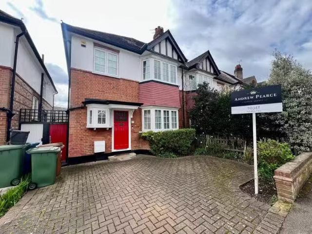 Deal! 1 BA 4 bedroom semi detached house for rent in Meadow Ro.