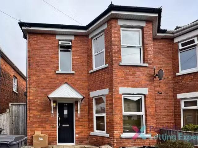 Unique 1 BA 4 bedroom semi detached house for rent in Students.