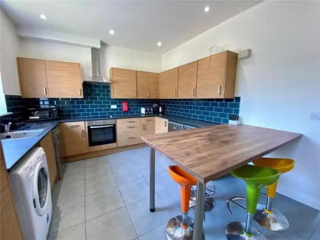 Cheap 1 BA 4 bedroom terraced house for rent in 24 Victoria St.