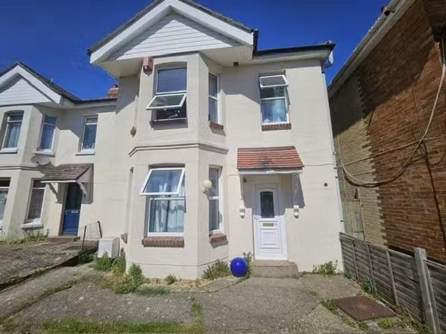 Deal! 1 BA 5 bedroom detached house for rent in Portland Road.