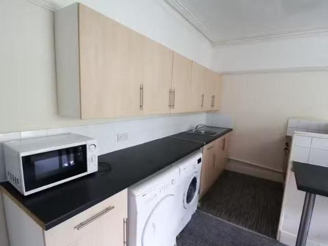 Charming 1 BA 5 bedroom flat for rent in Cambridge Park, Brist.