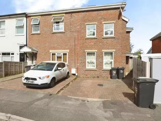 Cozy 1 BA 5 bedroom property for rent in Avon Road, Bournemout.