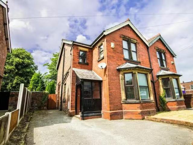 Rental! 1 BA 5 bedroom semi detached house for rent in Knowsle.