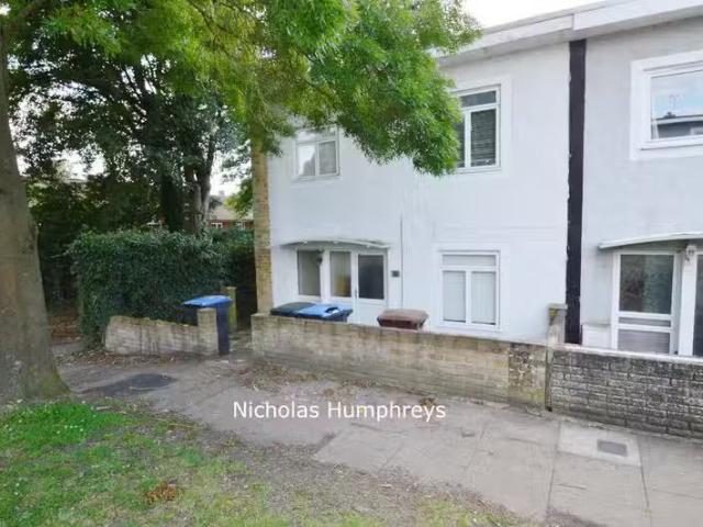Cozy 1 BA 5 bedroom terraced house for rent in Willow Way, Hat.
