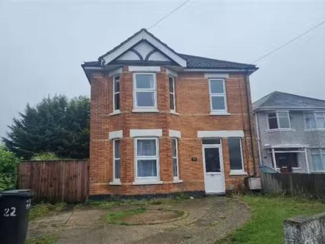 For Rent! 1 BA 6 bedroom house for rent in 6 bedroom Detached.