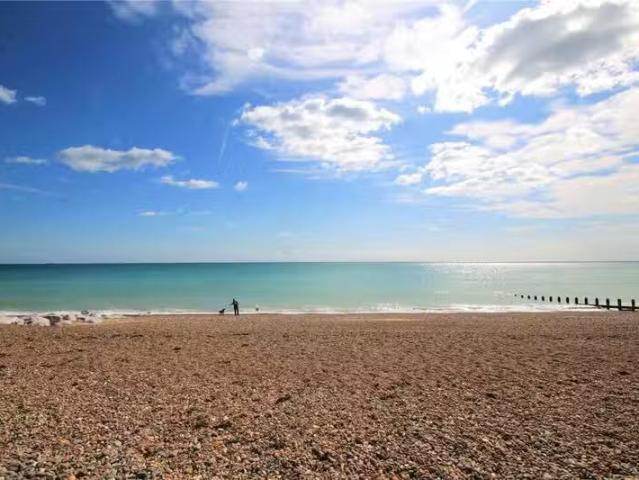 Nice 1 BA House share for rent in Room 1, 20 Kings Court, Brig.