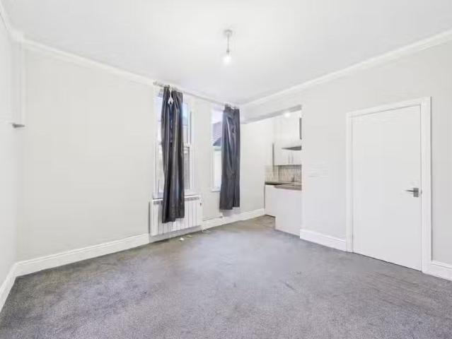 For Rent! 1 BA Studio flat for rent in Cowper Road, Worthing.