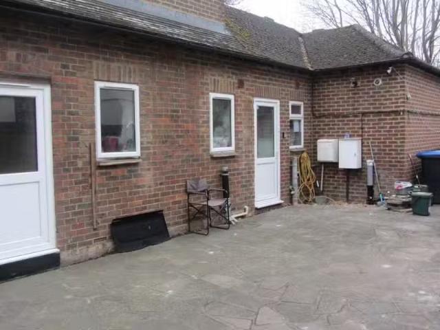 Cozy 1 BA Studio flat for rent in Byfleet Road, KT15