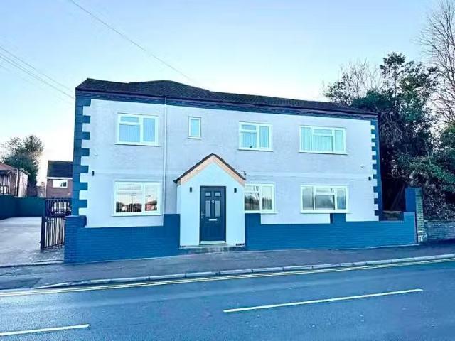 Unique 1 BA Studio flat for rent in Flat 1, OLD CHURCH Road, C.