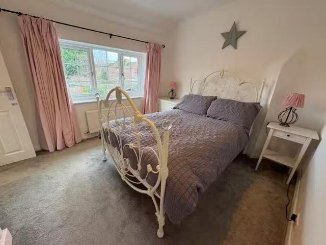 Cozy 1 BA Studio flat for rent in Knights Lane, Stratford Upon.
