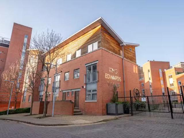 Charming 1 BA Studio flat for rent in King Edwards Wharf, Shee.