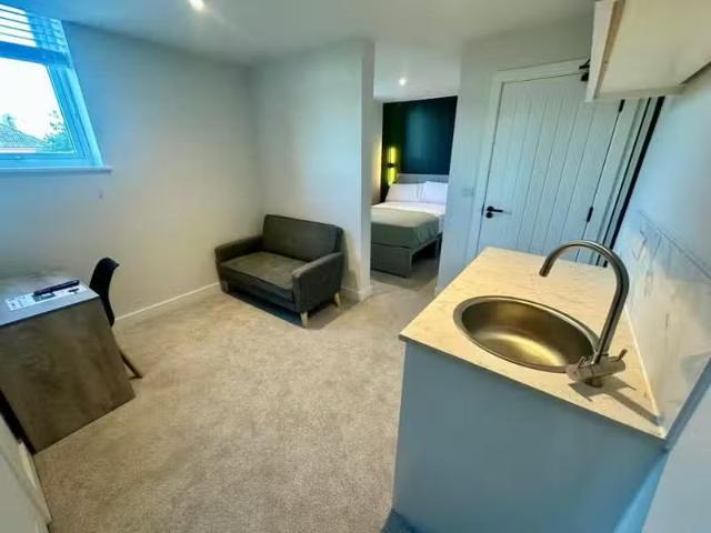 Deal! 1 BA Studio flat for rent in Highfield Road, BOURNEMOUTH.