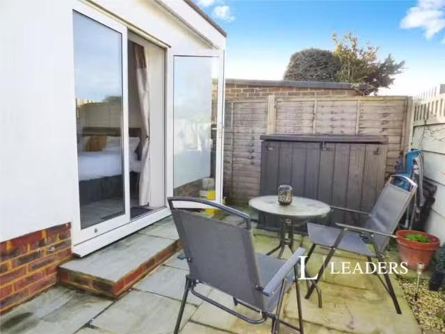 Charming 1 BA Studio flat for rent in Mill Lane, Wick, BN17