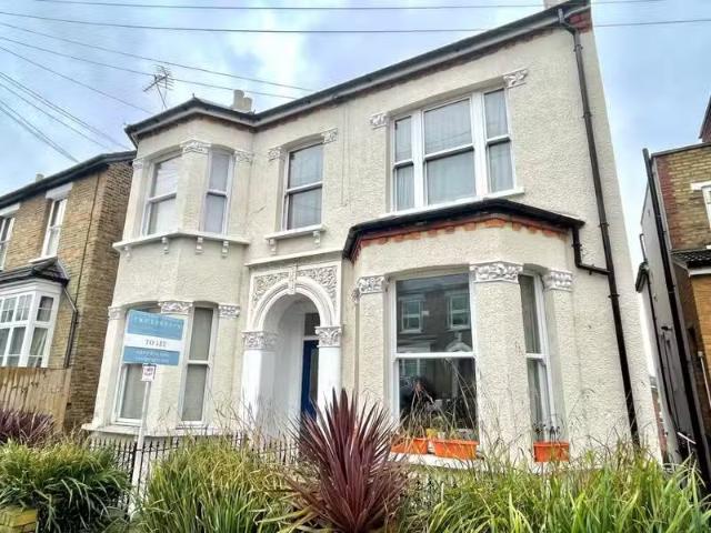 Deal! 1 BA Studio flat for rent in Ravensbourne Road, Bromley.