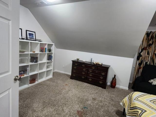 Cozy 1 Bed Bath Room in Saint Louis_$_Middle room