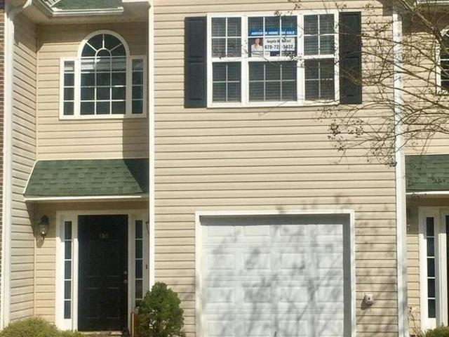 Cozy 1 Bed Townhouse Room | Creekwood Dr | Woodst