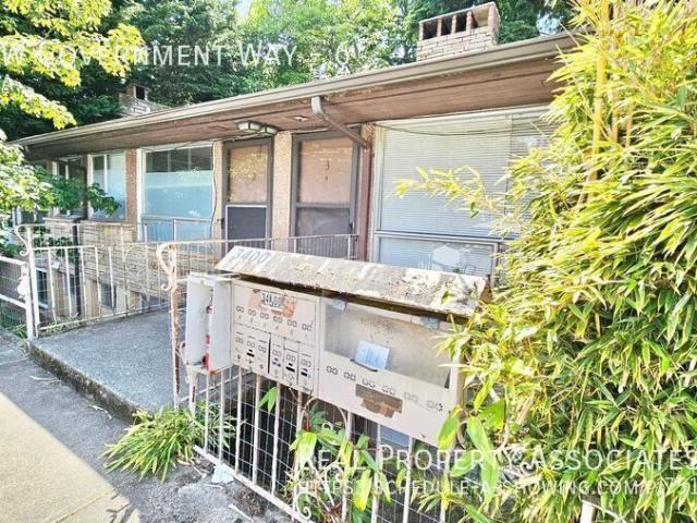 Cozy 1 Bedroom A Walk Away From Discovery Park! *Yard Space and Laundry On Site!