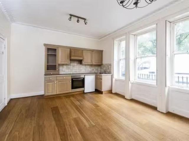 Cheap 1 bedroom apartment for rent in Kensington Place, Bath.