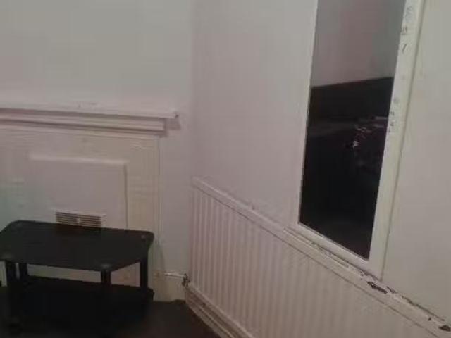 Cozy 1 bedroom detached house for rent in Church Road, London.