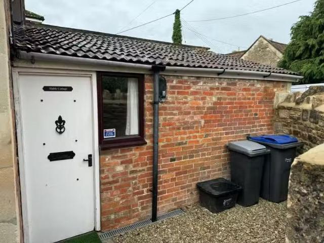Deal! 1 bedroom end of terrace house for rent in Stable Cottag.
