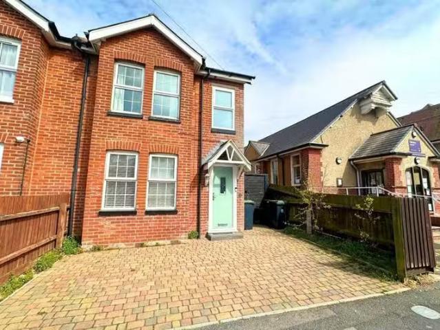 Nice 1 bedroom flat for rent in Gordon Road, Highcliffe, Dorse.