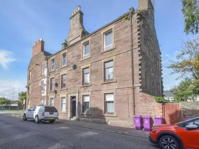 Unique 1 bedroom flat for rent in Hill Street, Montrose, Angus.