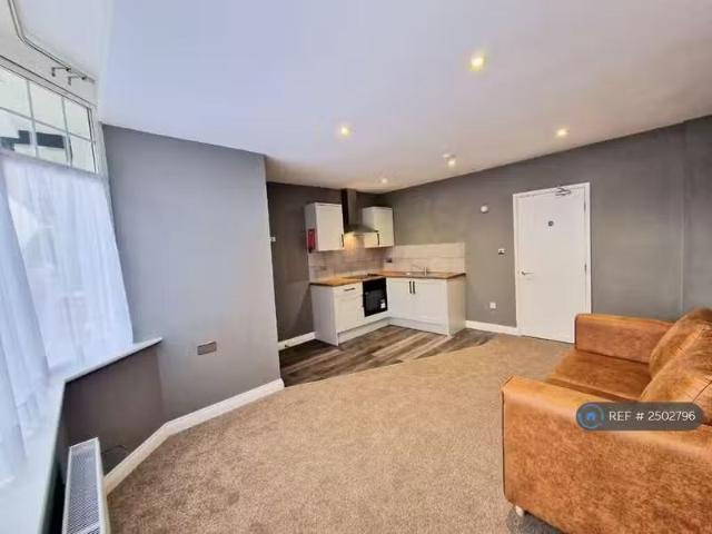 For Rent! 1 bedroom flat for rent in Station Road, Northfield.