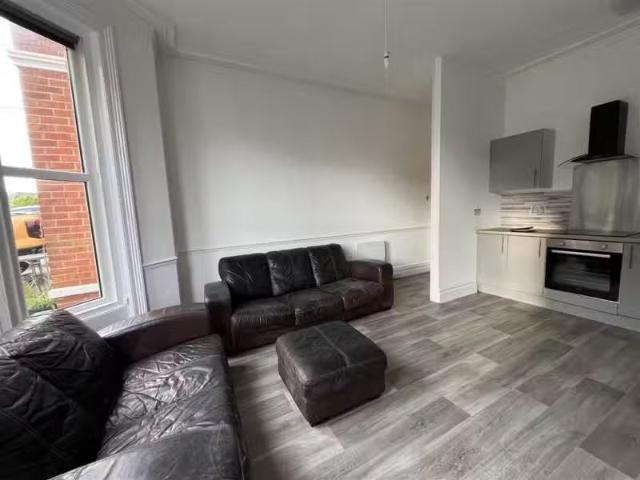 Deal! 1 bedroom ground floor flat for rent in Beaulieu Road, W.