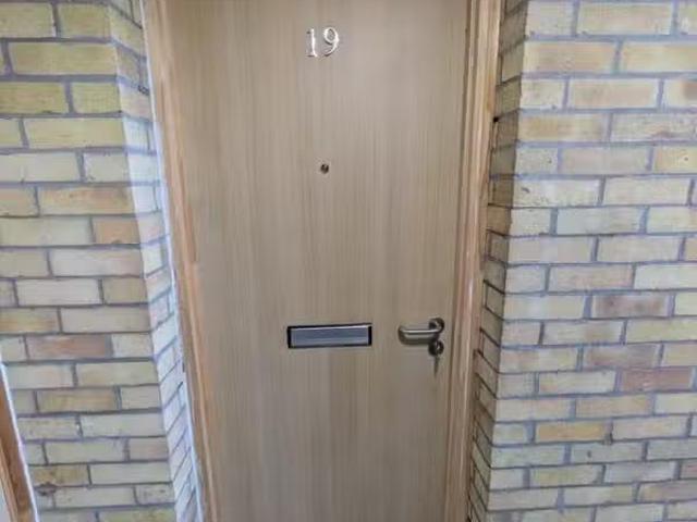 Cheap 1 bedroom ground floor flat for rent in Fairford Road, C.