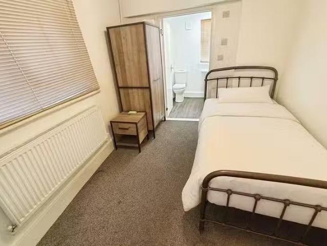 For Rent! 1 bedroom House to rent, Windmill Street, Church Gre.