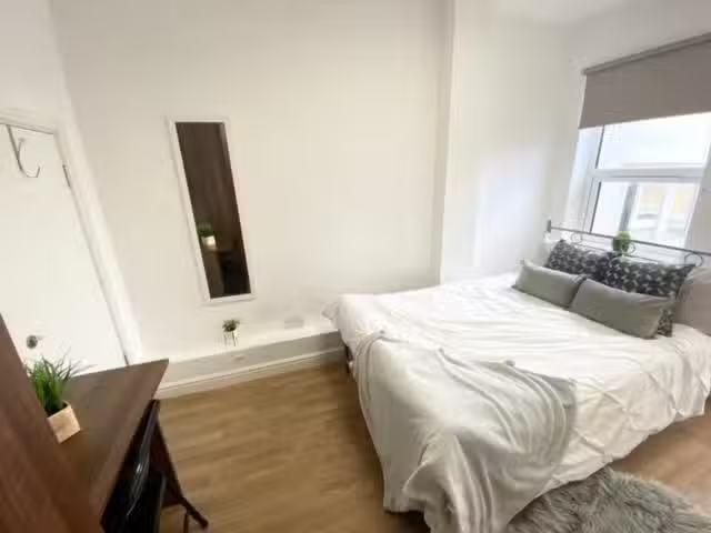 Rental! 1 bedroom house of multiple occupation for rent in Hom.