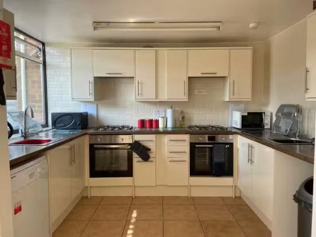 Cheap 1 bedroom house share for rent in Wood Close, Hatfield.