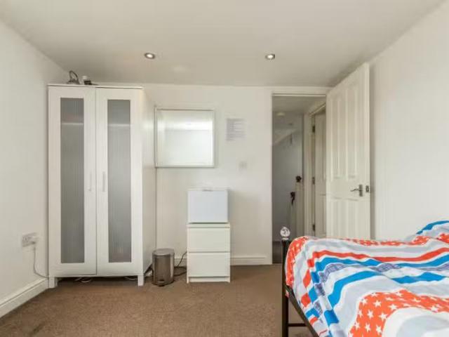For Rent! 1 bedroom house share for rent in Domer Road, Eastvi.