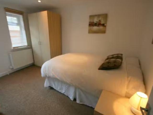 Cheap 1 bedroom house share for rent in South Street Bedmins.